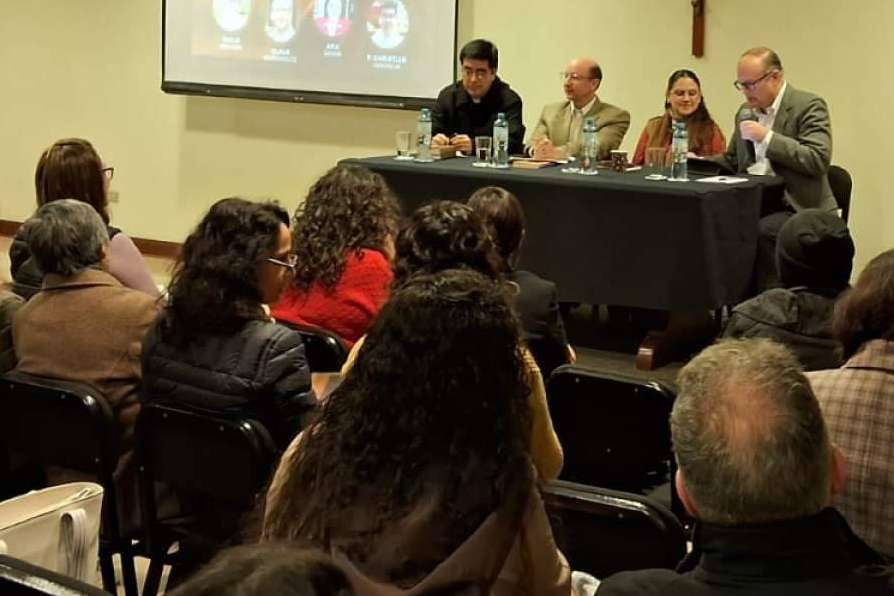 Felicitas desarrolla un conversatorio sobre la felicidad auténtica y el ...